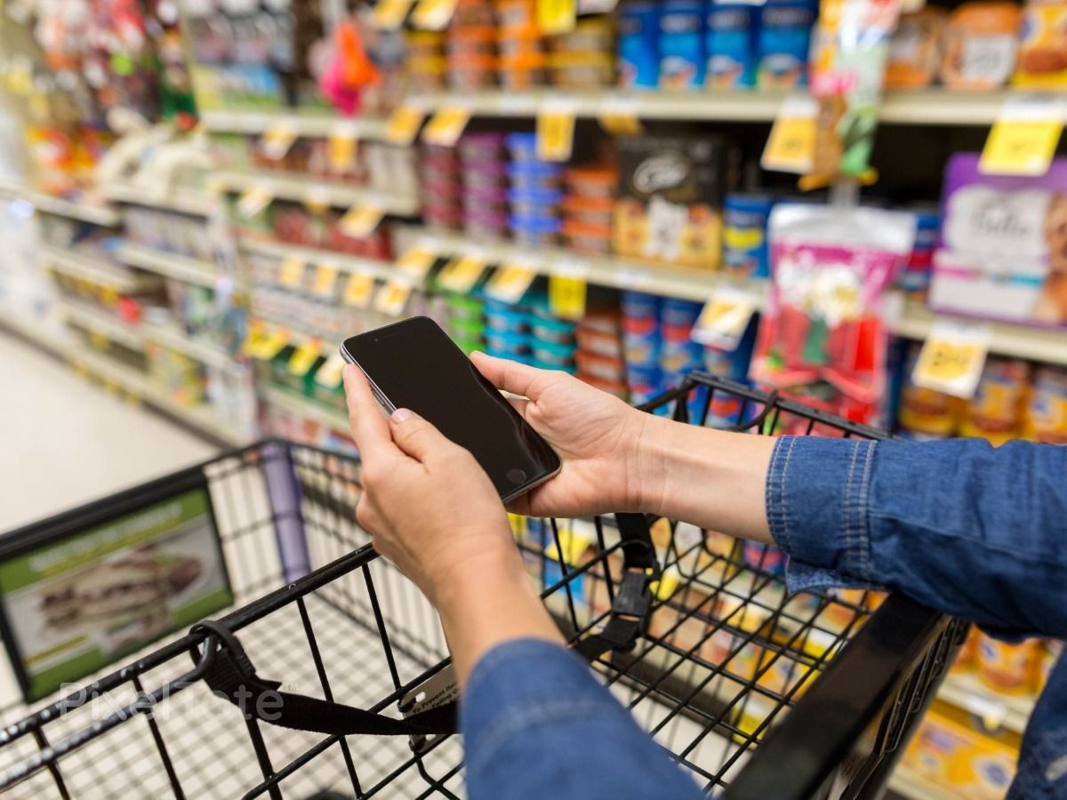 Using Your Phone While Shopping Makes You Forget Your Item List And Buy ...