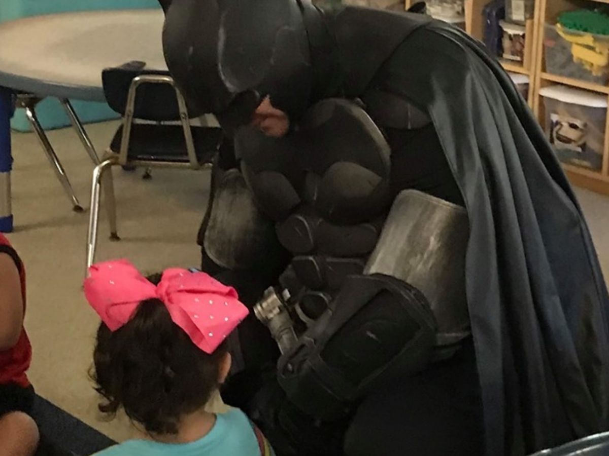 Batman On Duty: Man Dressed As The Famous Superhero Drops Little Girl ...