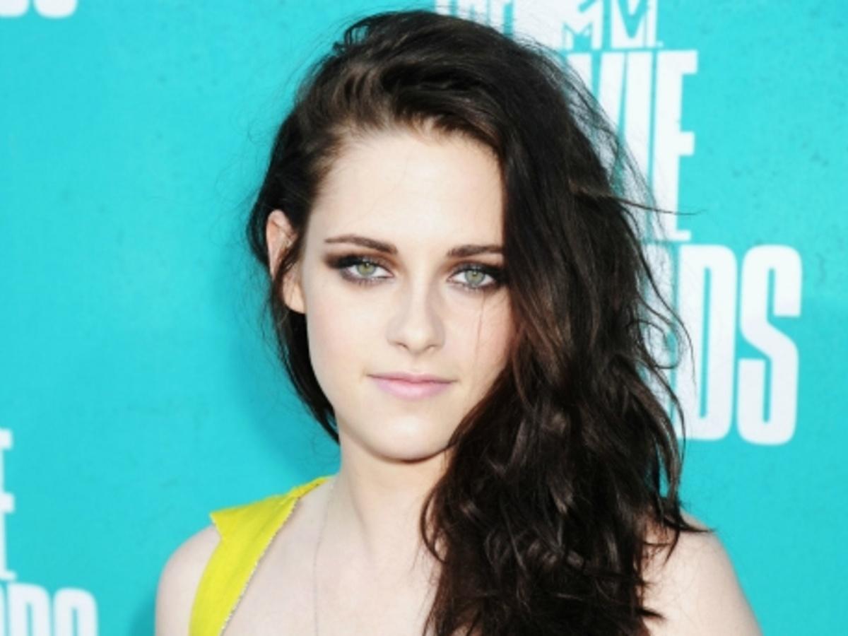 Kristen Stewart Cigarette