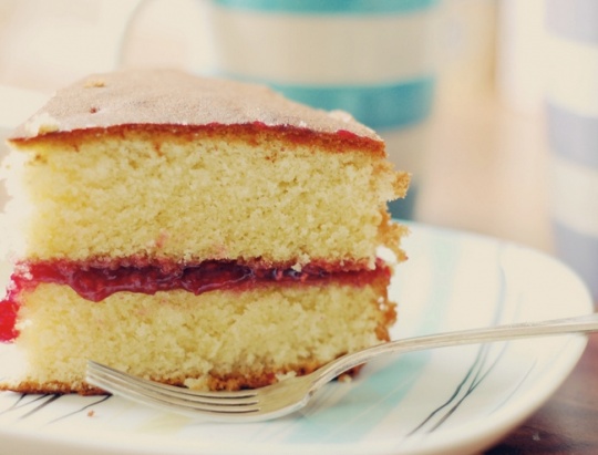 Make a Surprisingly Moist Sponge Cake in the Microwave