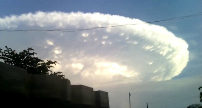Freaky Cloud Shaped Like An Alien Spaceship Shows Up In Colombia ...
