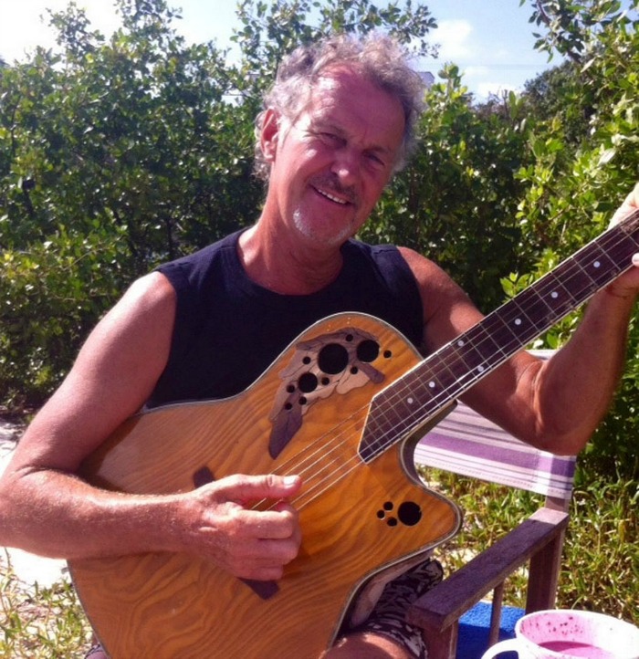 This Man Built A Floating Island For Himself Using 150,000 Recycled ...