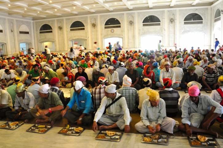 This 'Mobile Langar’ Feeds Free Food To Hungry People Especially Those ...