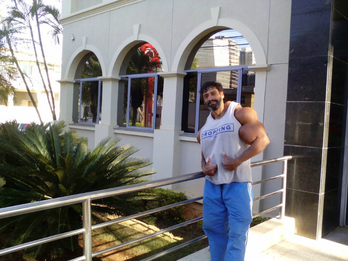 This Body-Builder Has Been Injecting Oil To Get 23-Inch Biceps And ...