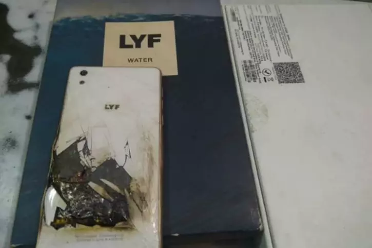Reliance Jio's LYF Smartphone 'Water' Allegedly Explodes In User's Hand Reliance Jio's LYF Smartphone 'Water' Allegedly Explodes In User's Hand