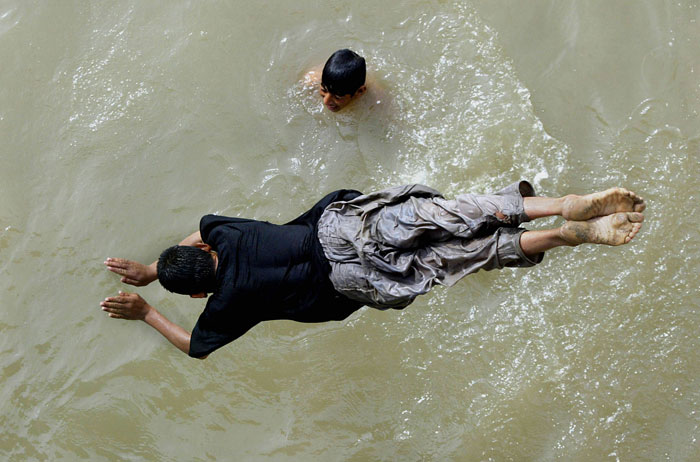 ISIS Destroys Water Supply To Raqqa, Desperate People Risk Their Lives ...