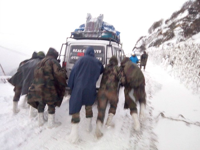 Indian Army Rescues 127 Tourists From Snowstorm At Sela Pass In ...