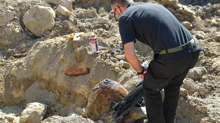German Team Finds 500-Kg World War II Bomb Dropped By US; 18,500 People ...