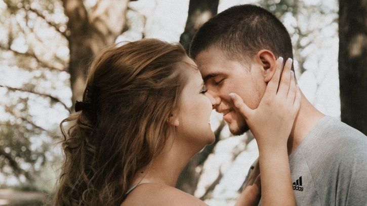 From Awkward To Romantic, Here Are Some Cute First Kiss Stories Shared ...