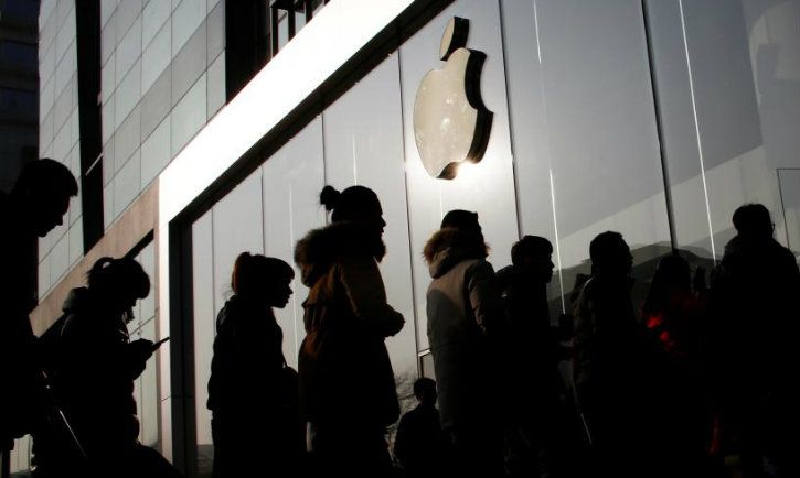 iPhone Explodes & Injures One Person In Apple Store, Smoke Causes ...