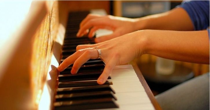 This Is Why It's So Much Harder To Move Only Your Ring Finger On Its ...