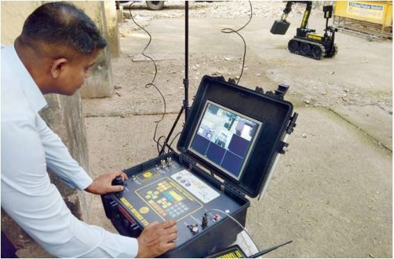 Made In India Robot Enters Mumbai Police Force That Can Defuse Bomb ...