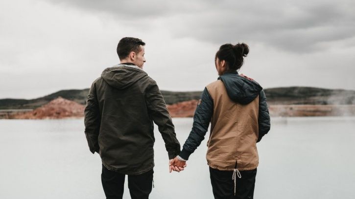 9 Ways How Holding Hands With Your Partner Can Do Wonders For Your ...