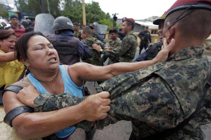 36 Powerful Images Of Women Protesters Leading From The Front Across ...