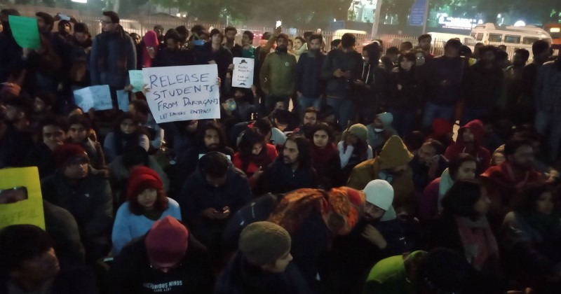 Midnight Drama In Delhi's Daryaganj As Police Crackdown On Protesters ...