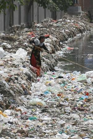 mumbai rain:High Tide Brings 25 Tonnes Of Trash Along In Mumbai, Workers Clear Garbage From ...