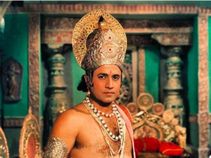 This Rare Throwback Photo Has The Entire Ramayan Cast & Crew In A ...