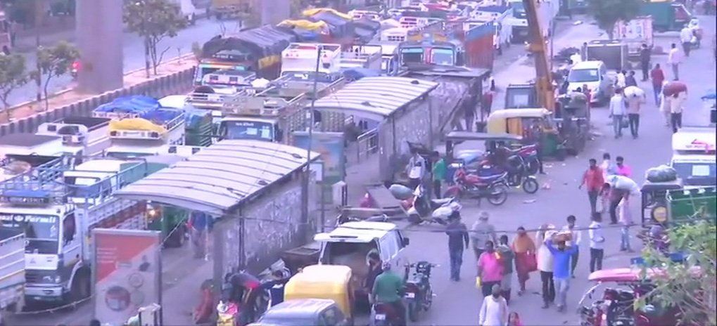 Trader Dies Due To Covid-19 But Crowd Swells In Azadpur Mandi, Asia's ...