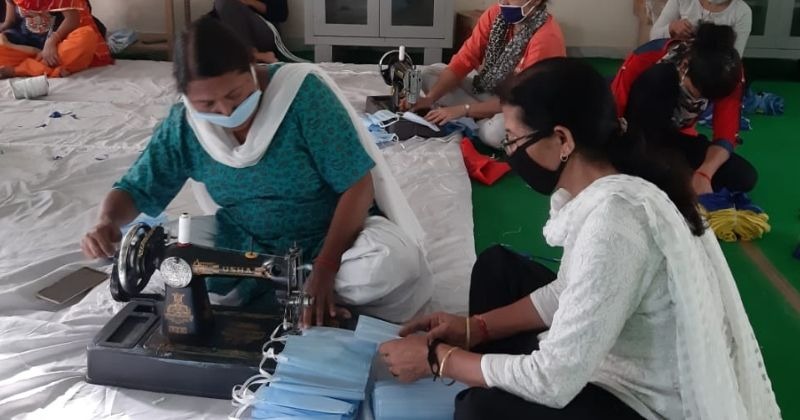 पुलिस वालों के लिए मास्क तैयार कर रही हैं ये IAS अफ़सर, रोज भेजती हैं ...