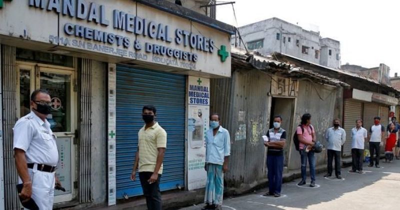 सोशल डिस्टेंसिंग कैसे करते हैं... इन तस्वीरों से सीखने की ज़रूरत है ...