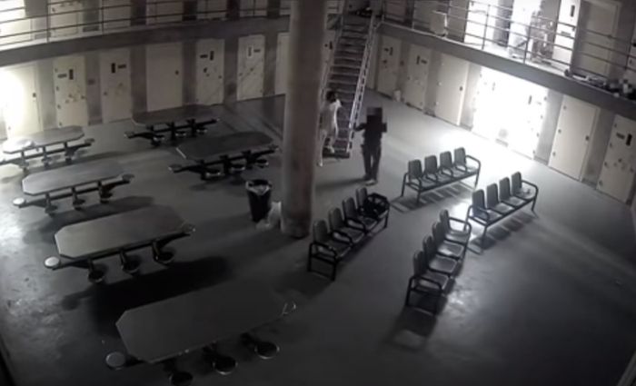 Video Shows An Inmate's Brutal Attack Knocking Down 3 Jail Guards ...