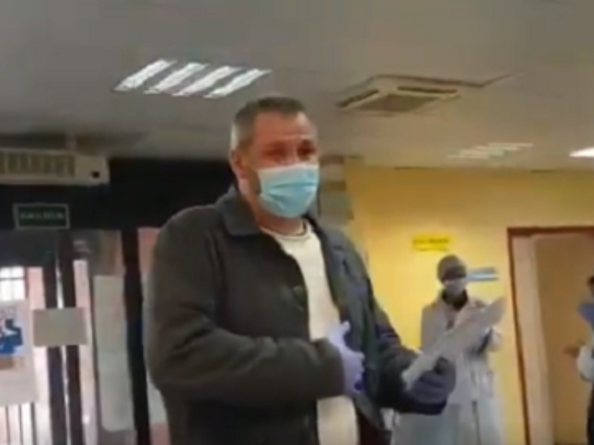 Video: Doctors Applaud & Reward A Kind Spanish Taxi Driver For Giving ...