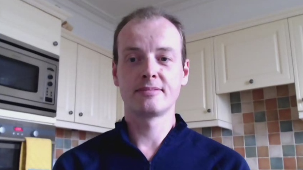 UK Doctor Runs 35 Km With Face Mask On