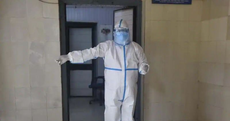 पहले MBBS फिर बिना कोचिंग के IAS... अब कोरोना में बेहतरीन काम कर रहे ये ...