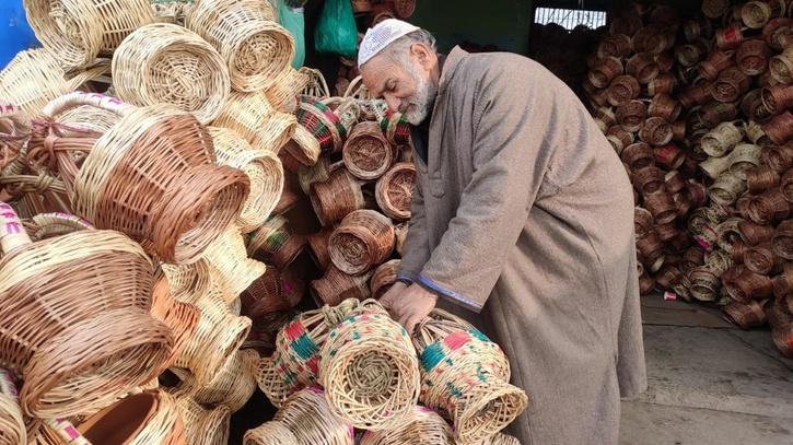 Traditional Kangris Continue To Keep Kashmiris Warm Amid Harsh Winters