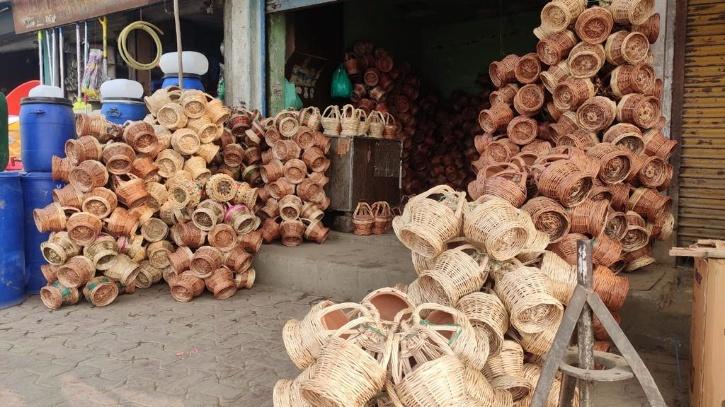 Traditional Kangris Continue To Keep Kashmiris Warm Amid Harsh Winters