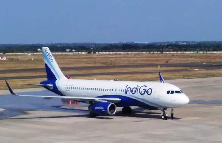 Video Shows IndiGo Ground Staff Tossing Boxes Into Trailer, This Is ...