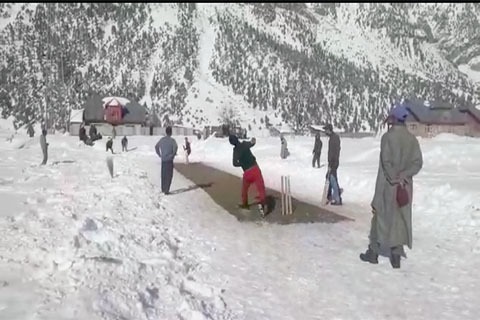 In A Bid To Promote Tourism In The Valley, Youths Organise Snow Cricket ...
