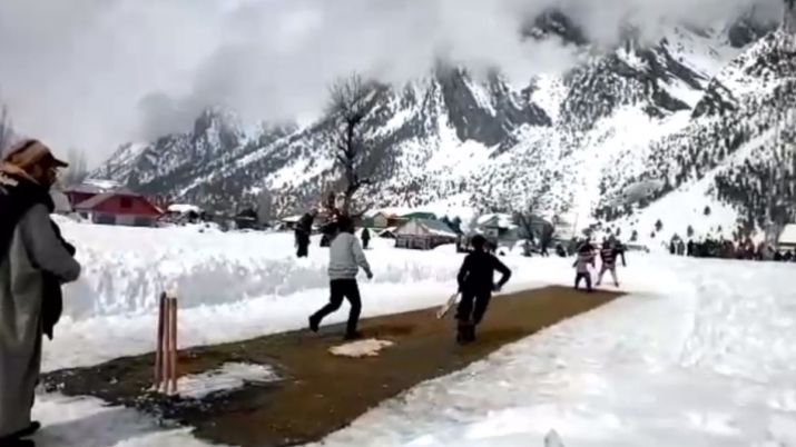 In A Bid To Promote Tourism In The Valley, Youths Organise Snow Cricket ...