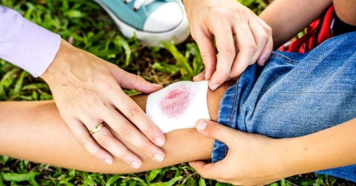 This Bandage Changes Colour To Show If Your Wound Is Healing Properly