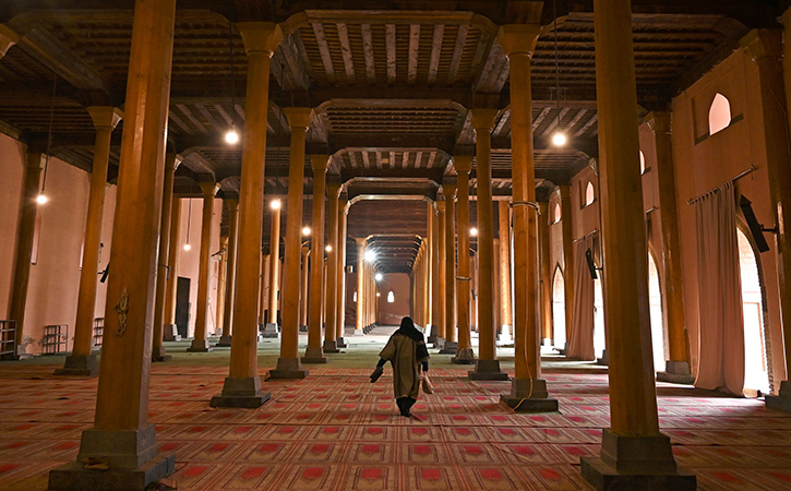 Why Muslim Women Should Reclaim Their Much-Needed Sacred Space In Male ...