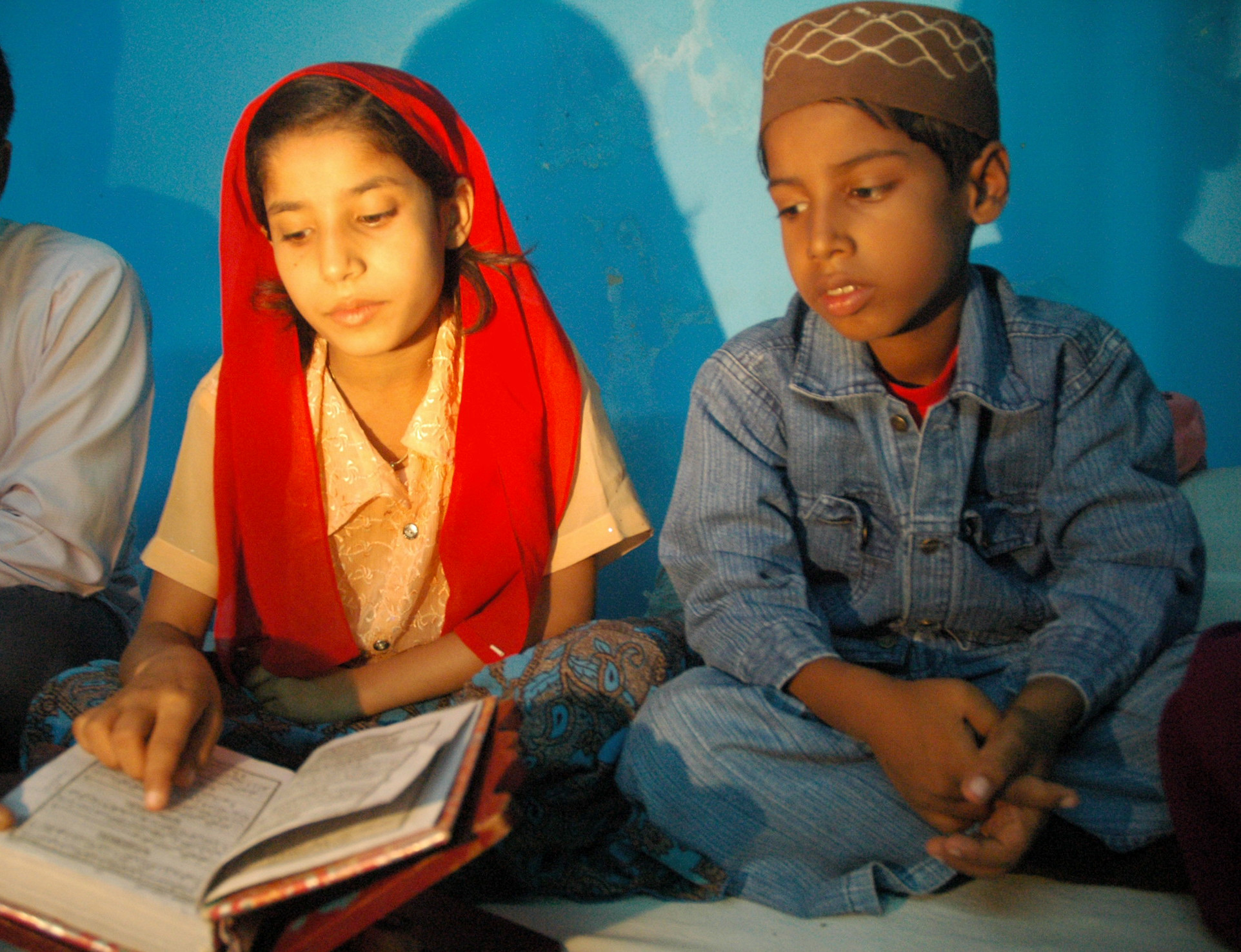 Writing A New Chapter! Muslim Students Learn Sanskrit And Hindus Learn ...