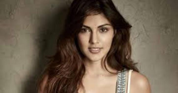 Rhea Chakraborty Biography, Wiki, Age, Eary Life, Career, Movies