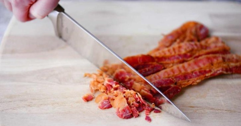 श्मशान से लाश के हाथ चुराकर घर में पका रहा था शख्स, पत्नी ने रंगे हाथों ...