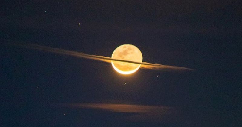 Guy Captures Rare Pic Of The Moon With Saturn-Like Rings, And It Looks ...
