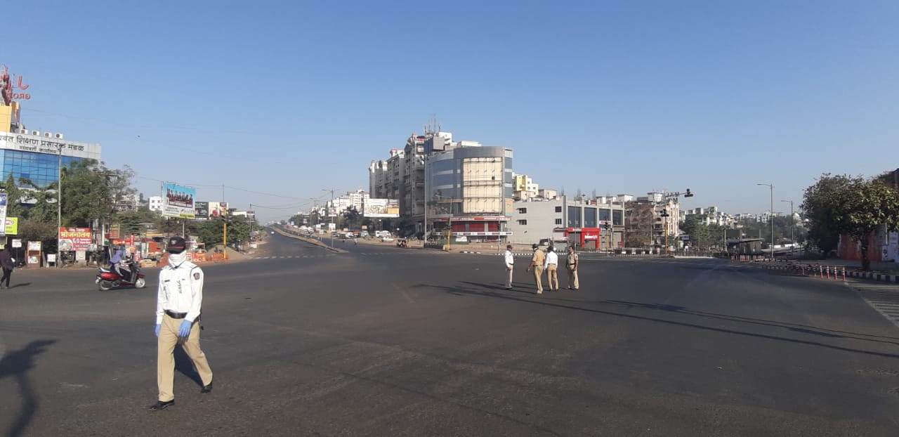 देश के अलग-अलग शहरों से आई इन तस्वीरों और वीडियो में देखें कैसी थी जनता ...