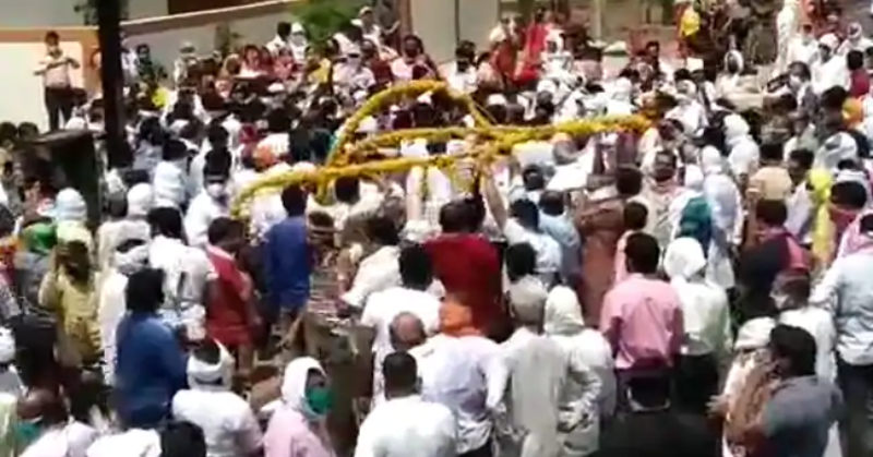 Hundreds Gather In MP To Attend The Funeral Of A Spiritual Leader Amid ...