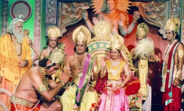 फ़ैन्स के लिए 30 साल बाद भी अरुण गोविल ही श्रीराम हैं, एयरपोर्ट में ...