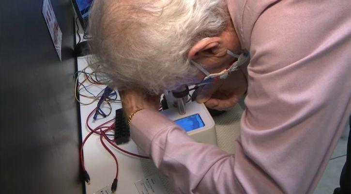 Engineer Builds Robot To Insert And Remove Contact Lenses From Your ...