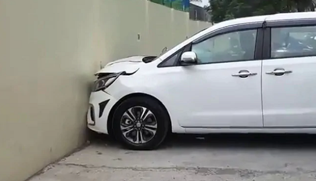 Video: Driver Crashes New Kia Carnival Minivan Into Showroom Wall