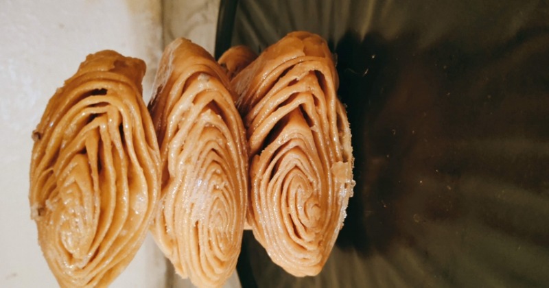 एक गृहणी ने सुनाई पूर्वी यूपी की सबसे ख़ास मिठाई 'खाजा' की कहानी ...