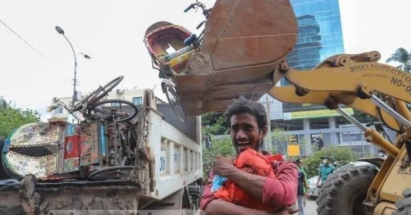 Stranger Helps Rickshawala With A New Rickshaw