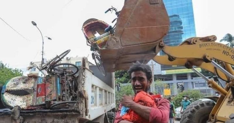 Stranger Helps Rickshawala With A New Rickshaw