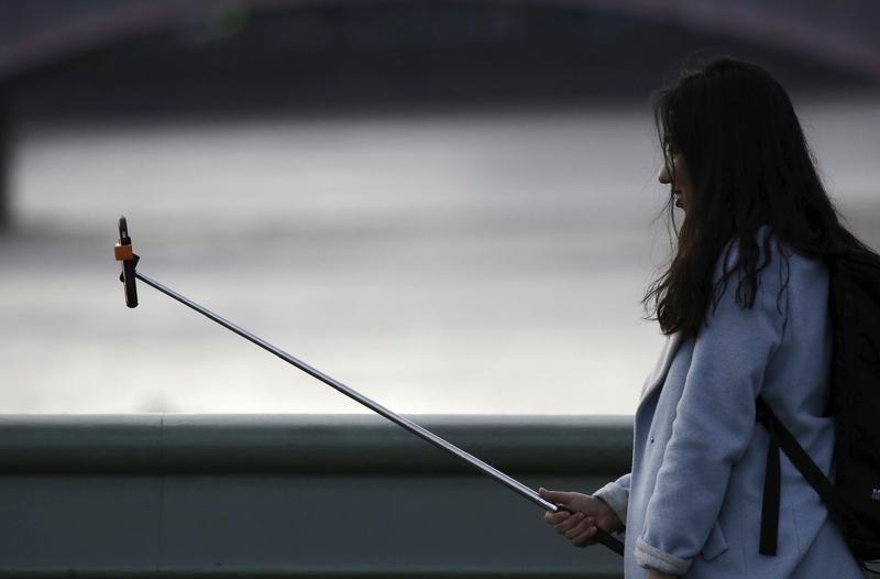 Mp Woman On Holiday Clicks Selfie Near Dam Slips And Drowns