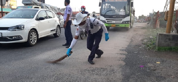 Odisha Traffic Policeman Sweeps Road