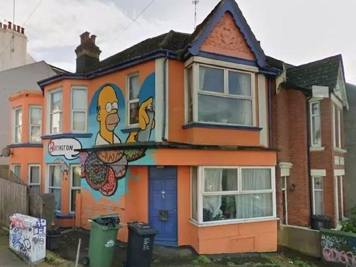 Man Discovers His New House Is Covered On The Outside With Huge ...